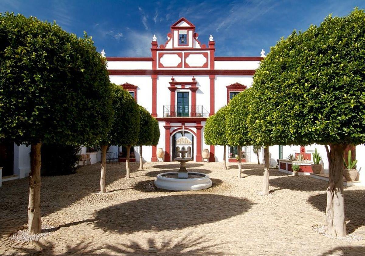 Este pueblo de Sevilla vende el 'castillo' de un duque: 12 habitaciones ...