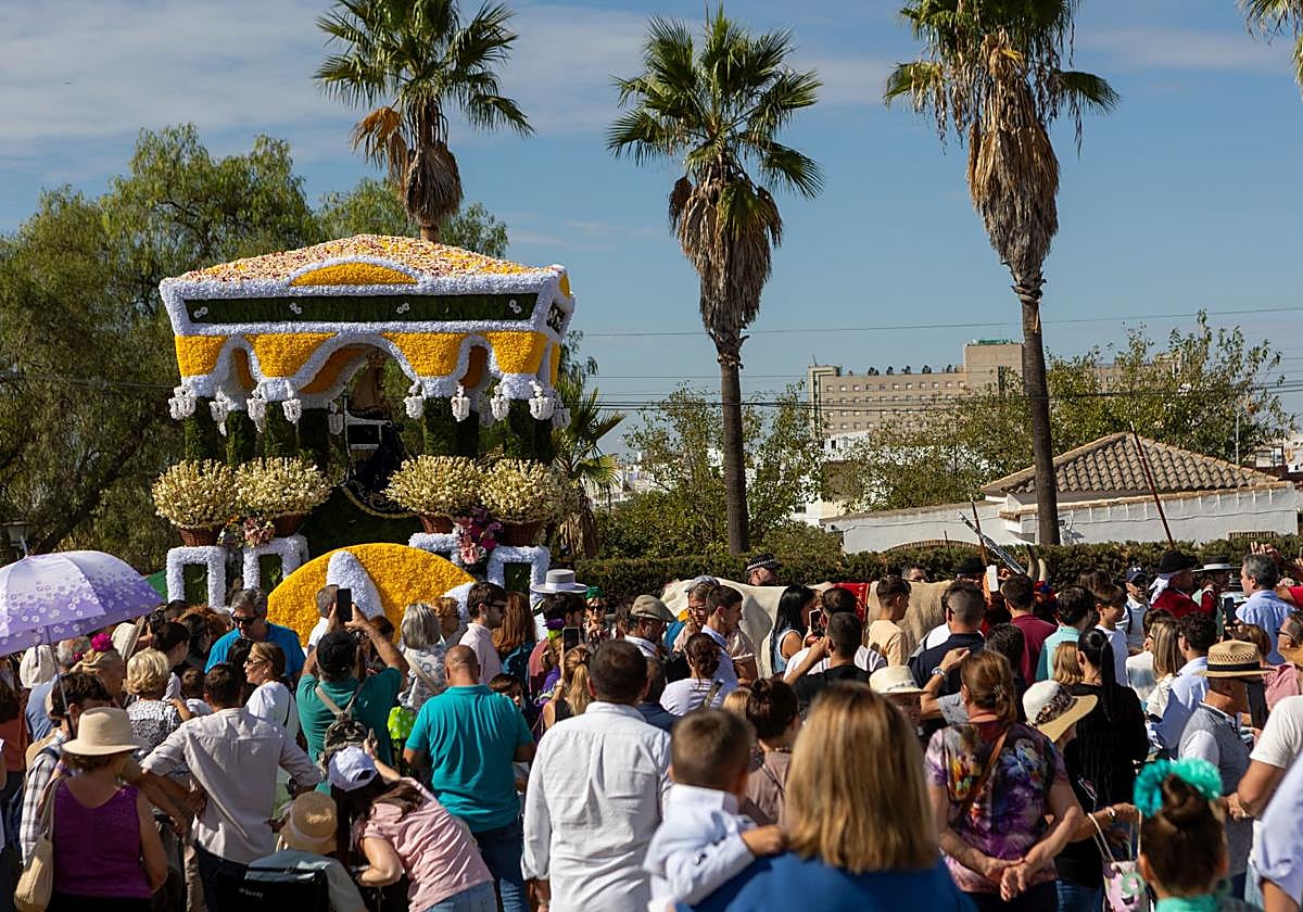 Dos Hermanas se rinde ante su Virgen de Valme bajo un intenso sol de ...