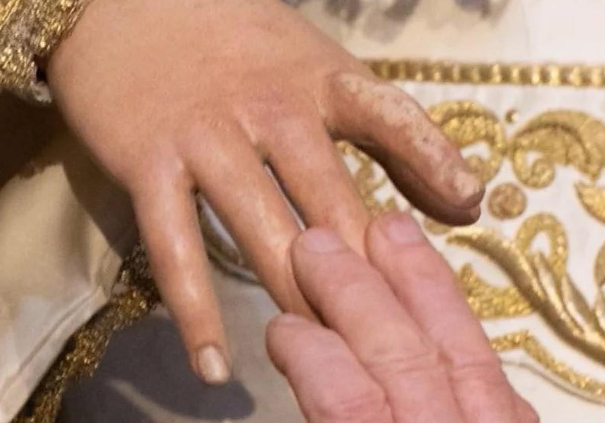 Las manos de la Macarena sufren el desgaste del multitudinario ...