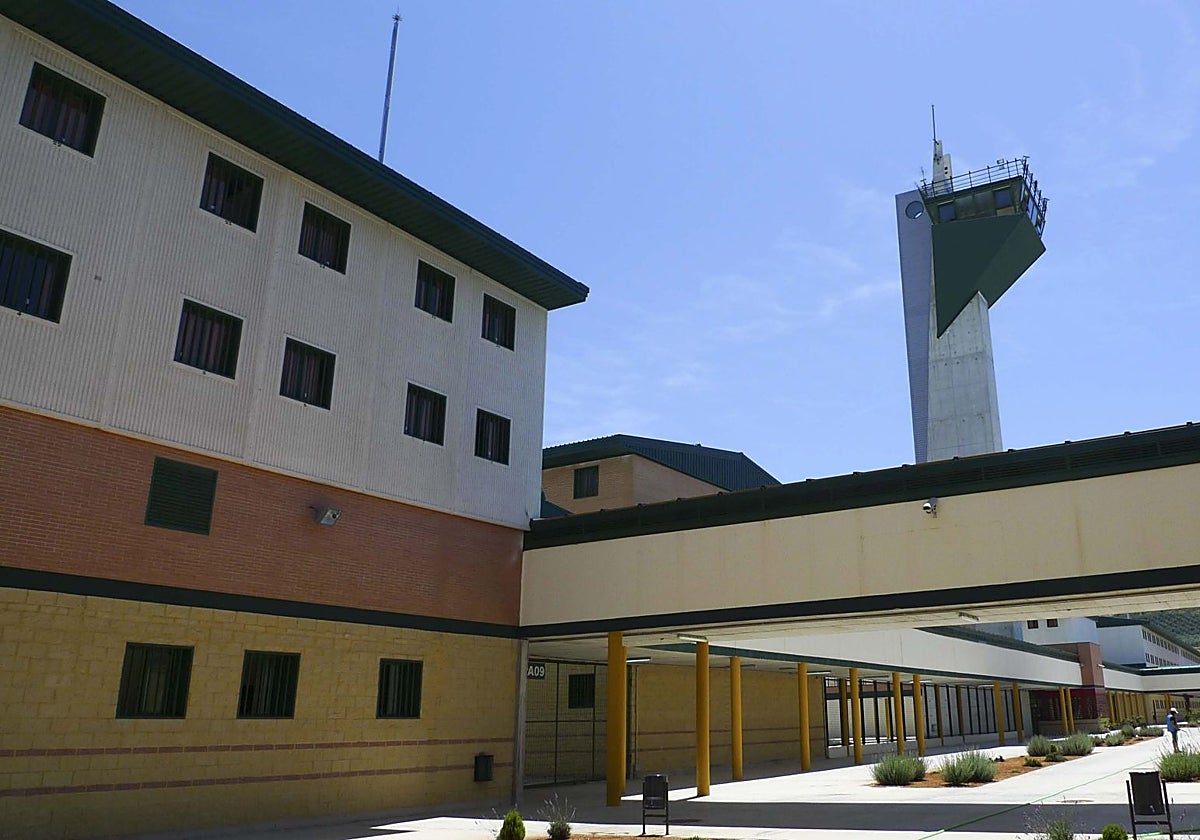 Un preso de la cárcel de Morón agrede a "patadas y puñetazos" a los ...