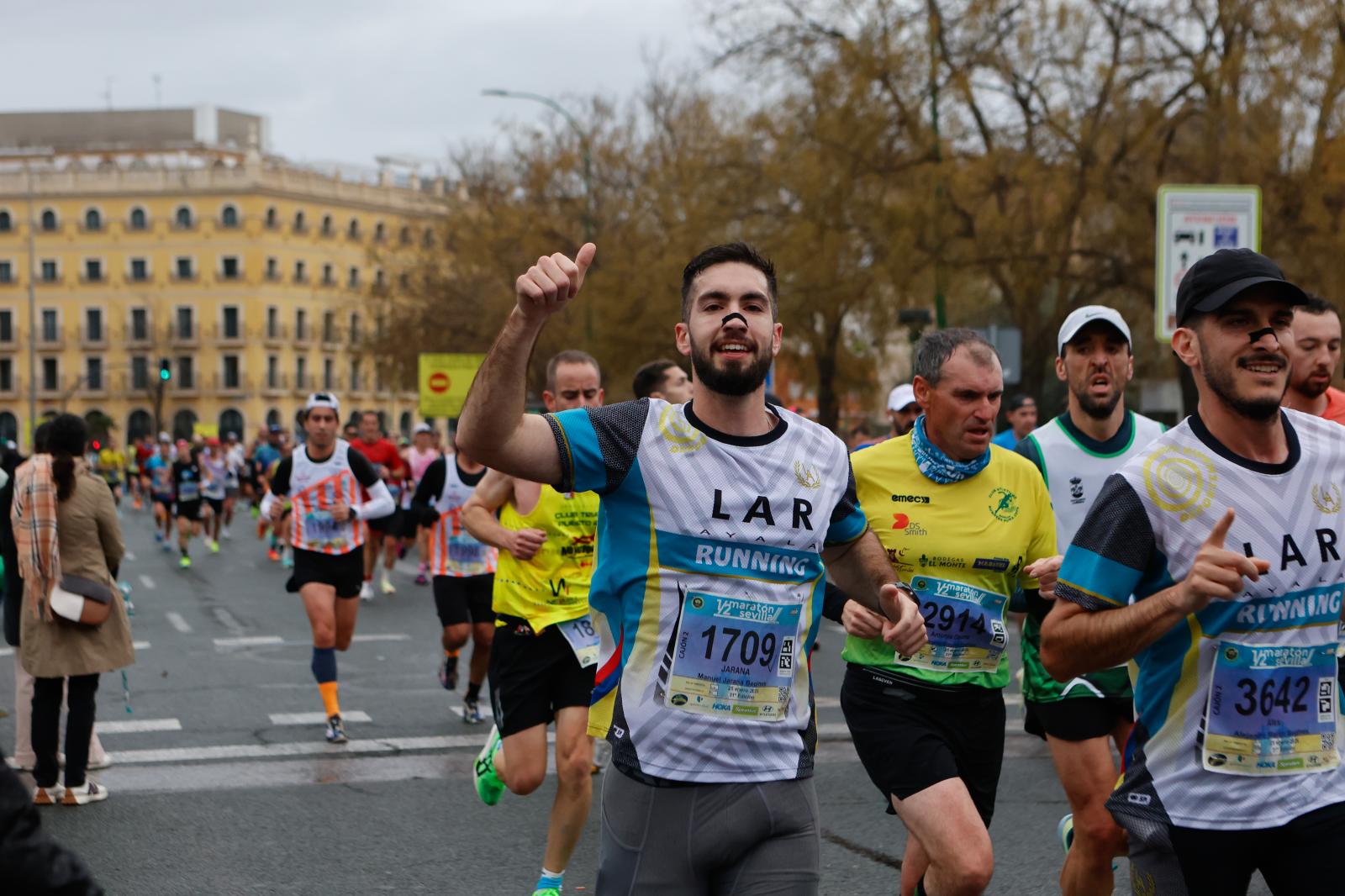 En imágenes, el paso del Medio Maratón por la Macarena