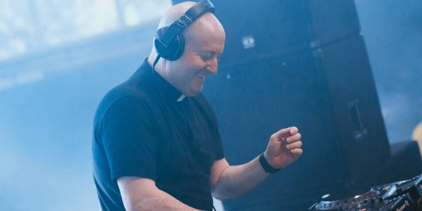 El cura DJ que se hizo viral pinchando en la JMJ: «Tengo un montón de ...