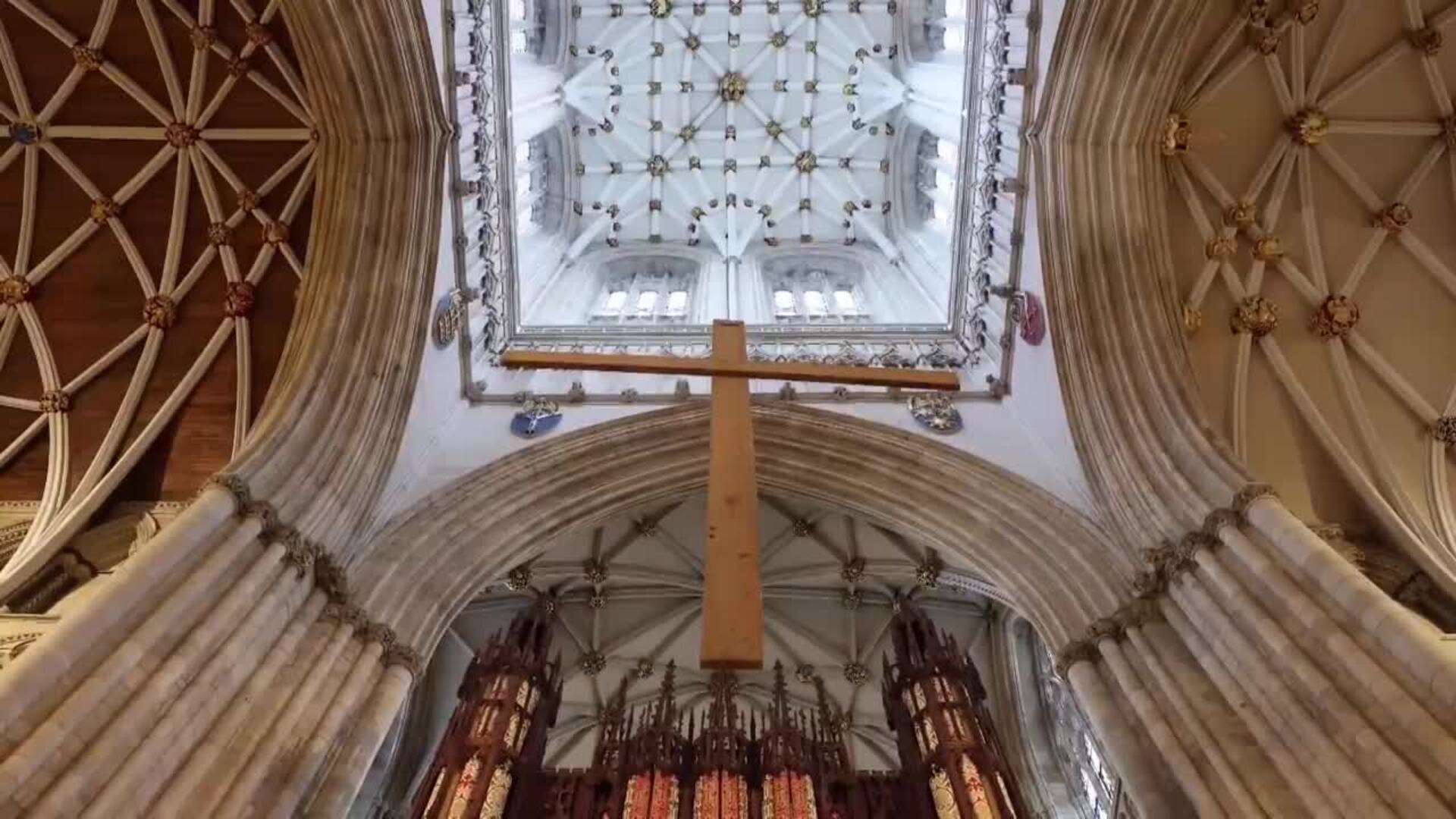 La cruz de Cuaresma suspende de la Torre central de la Catedral de York ...