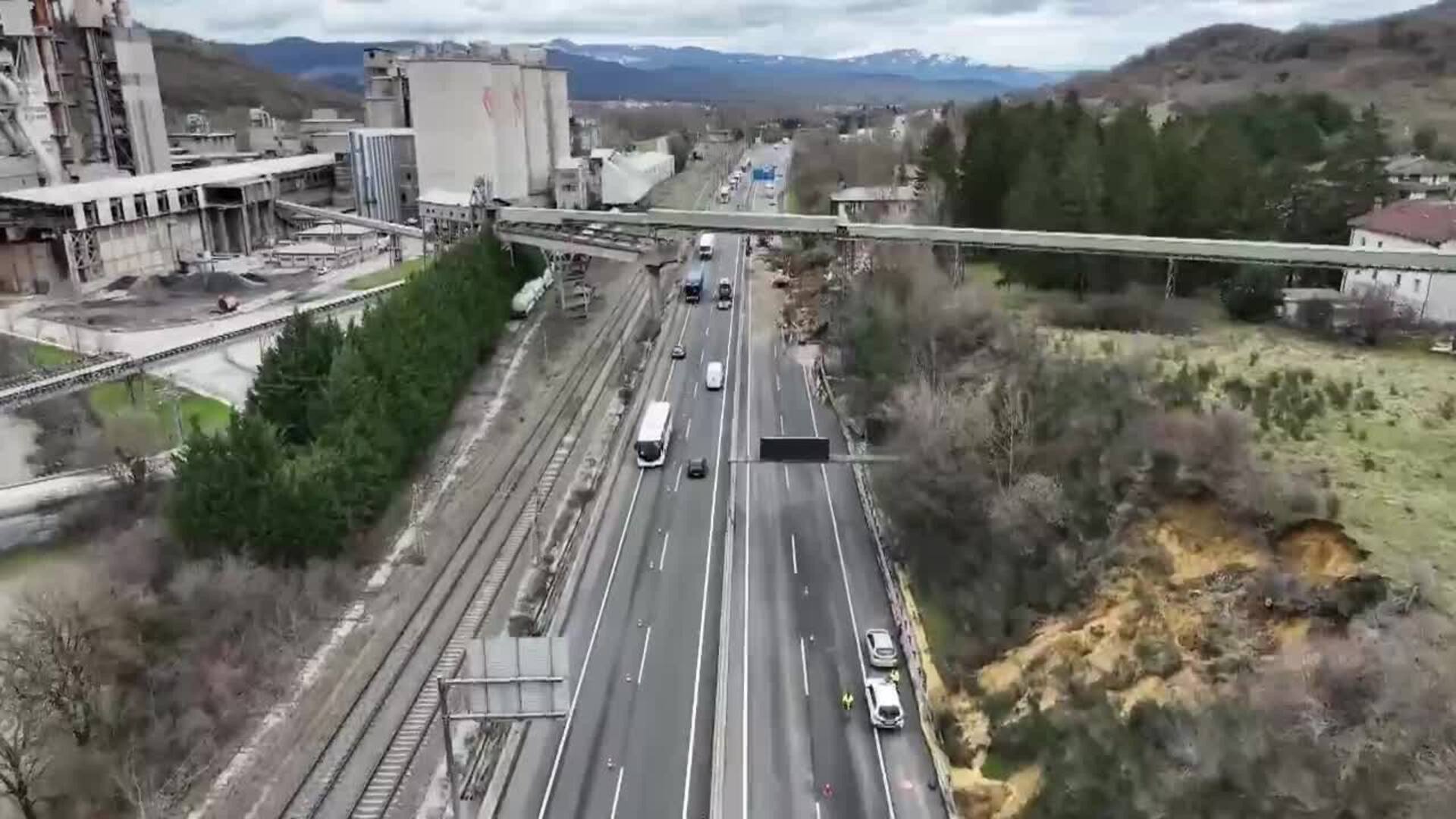 Un baipás permite reactivar la circulación en la A-1 tras el ...