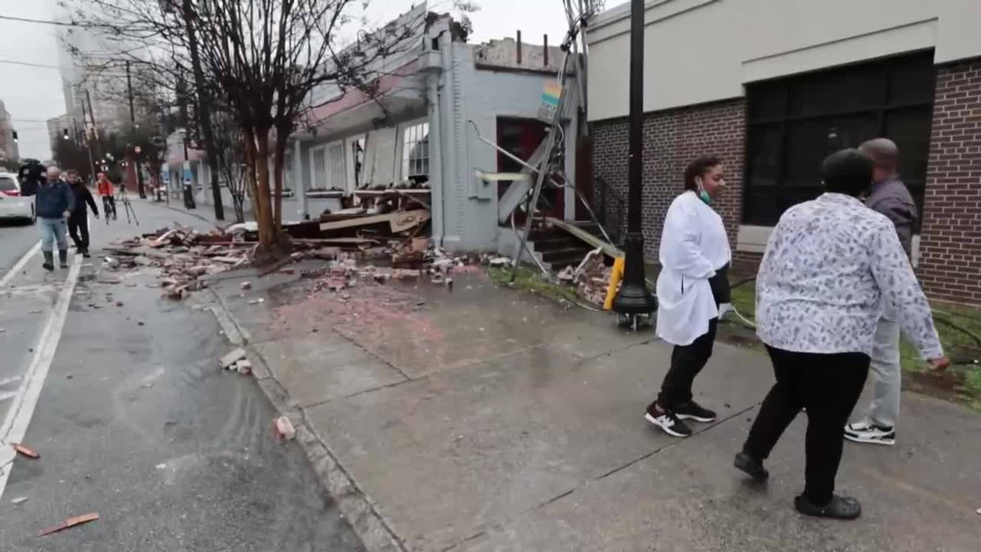 El techo de un restaurante en Atlanta se derrumba