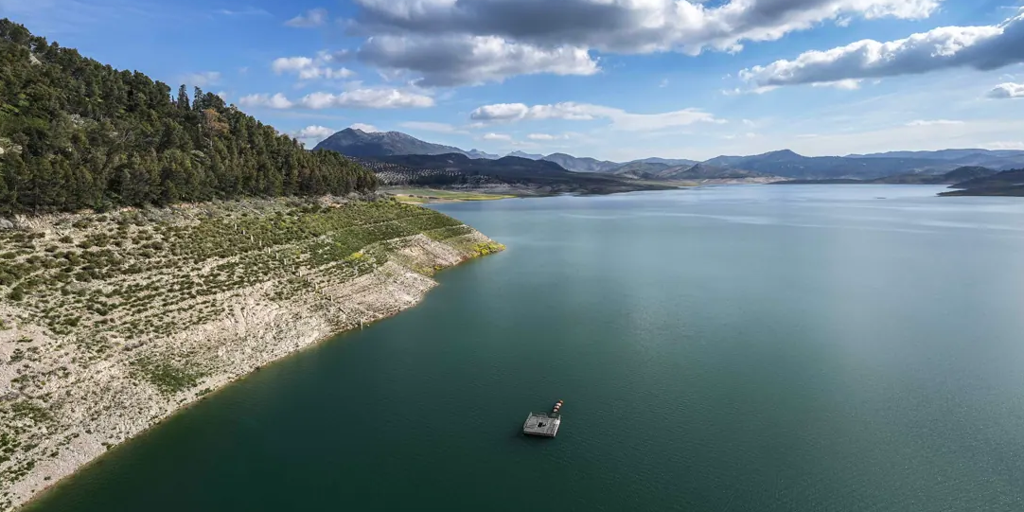 España vuelve a tener más agua embalsada de lo normal por primera vez ...