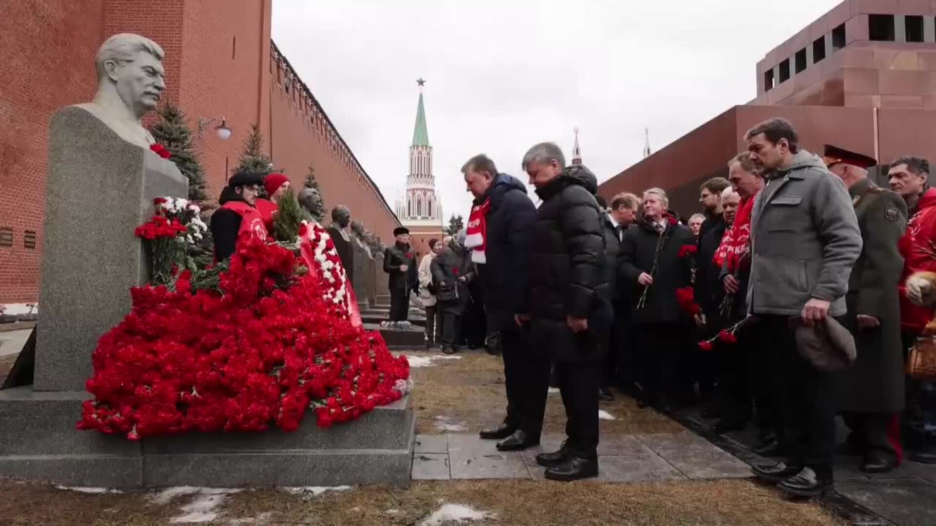 Depositan flores en la tumba de Stalin en Moscú para conmemorar el 72 aniversario de su muerte