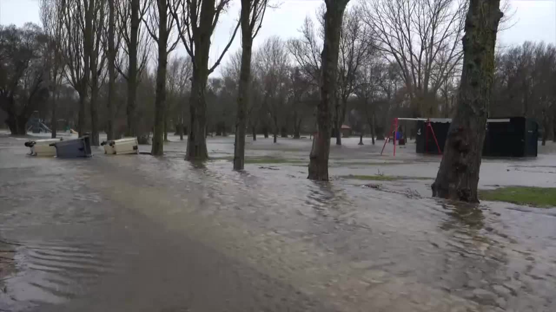 El temporal continúa, con el Manzanares en alerta y fuertes vientos por ...