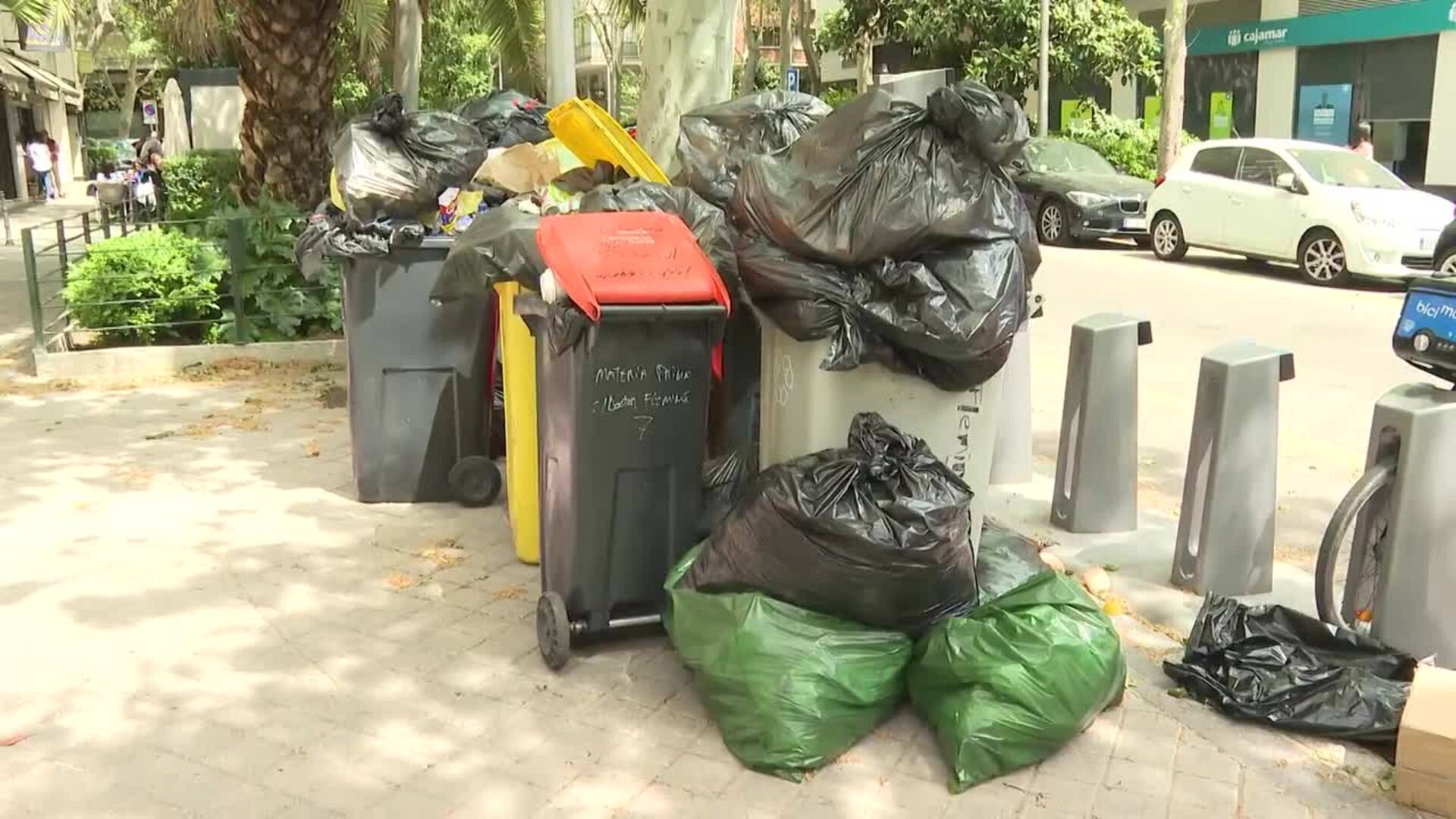 Madrid sigue en huelga de basuras tras acabar sin acuerdo la mesa