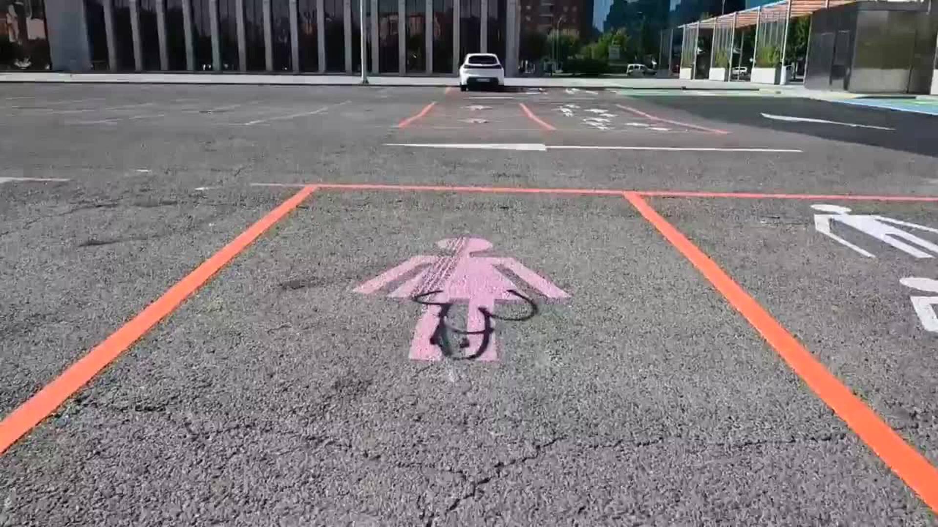 Vandalizan los pictogramas de los polémicos aparcamientos para mujeres ...