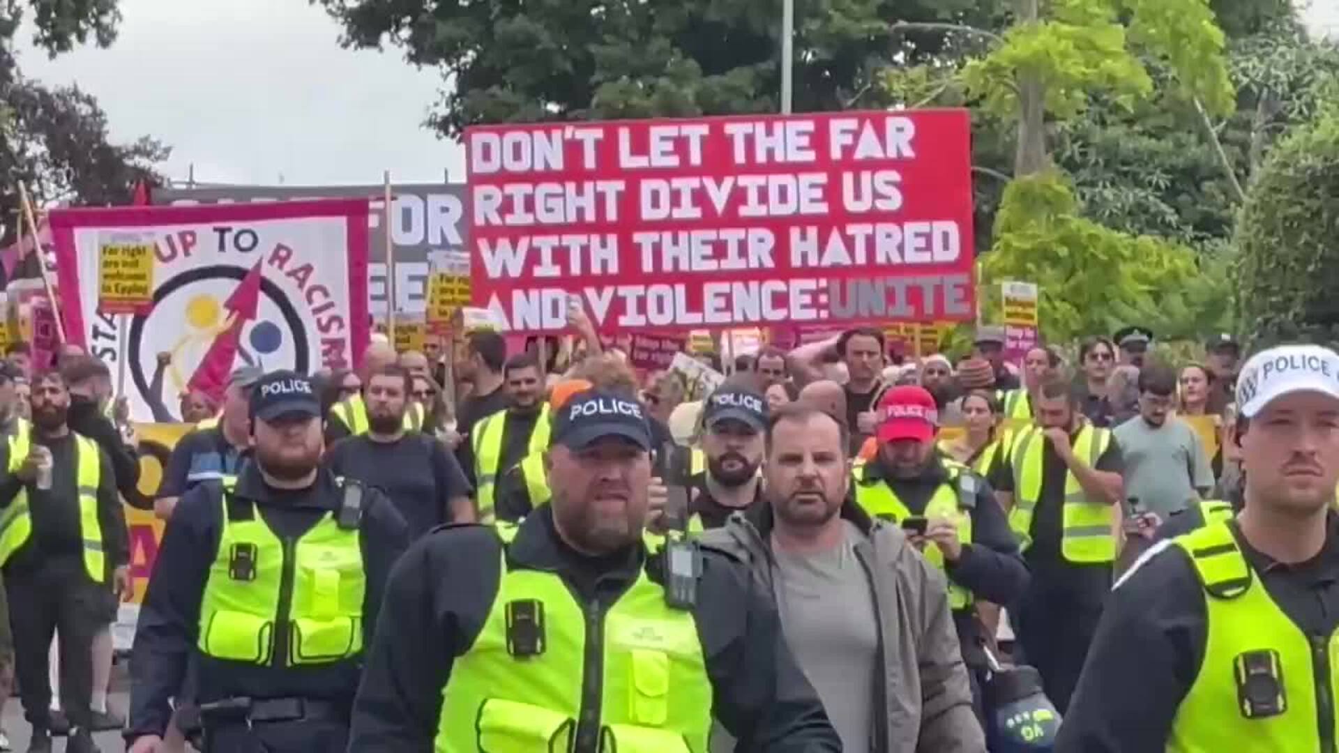 Decenas de personas participan en una protesta antifascista en Epping ...