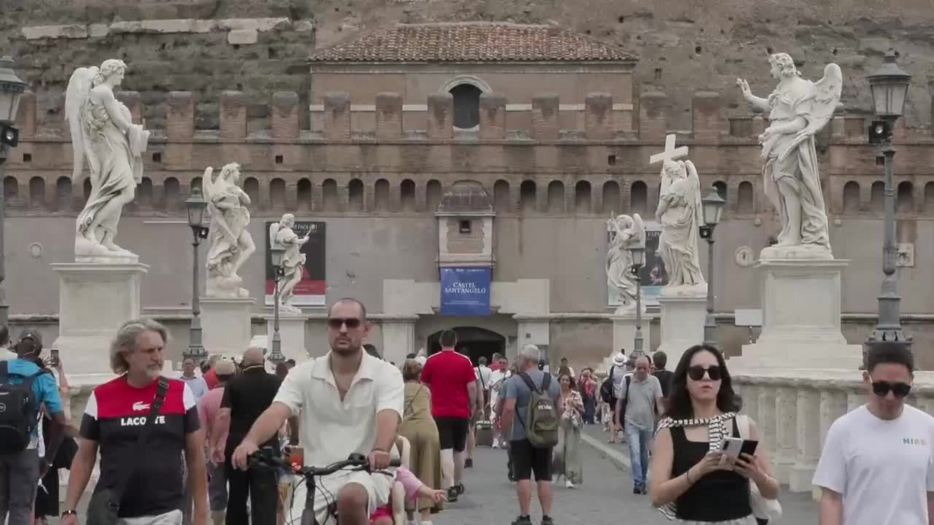 Roma sigue acogiendo a miles de turistas entre el calor extremo y ...