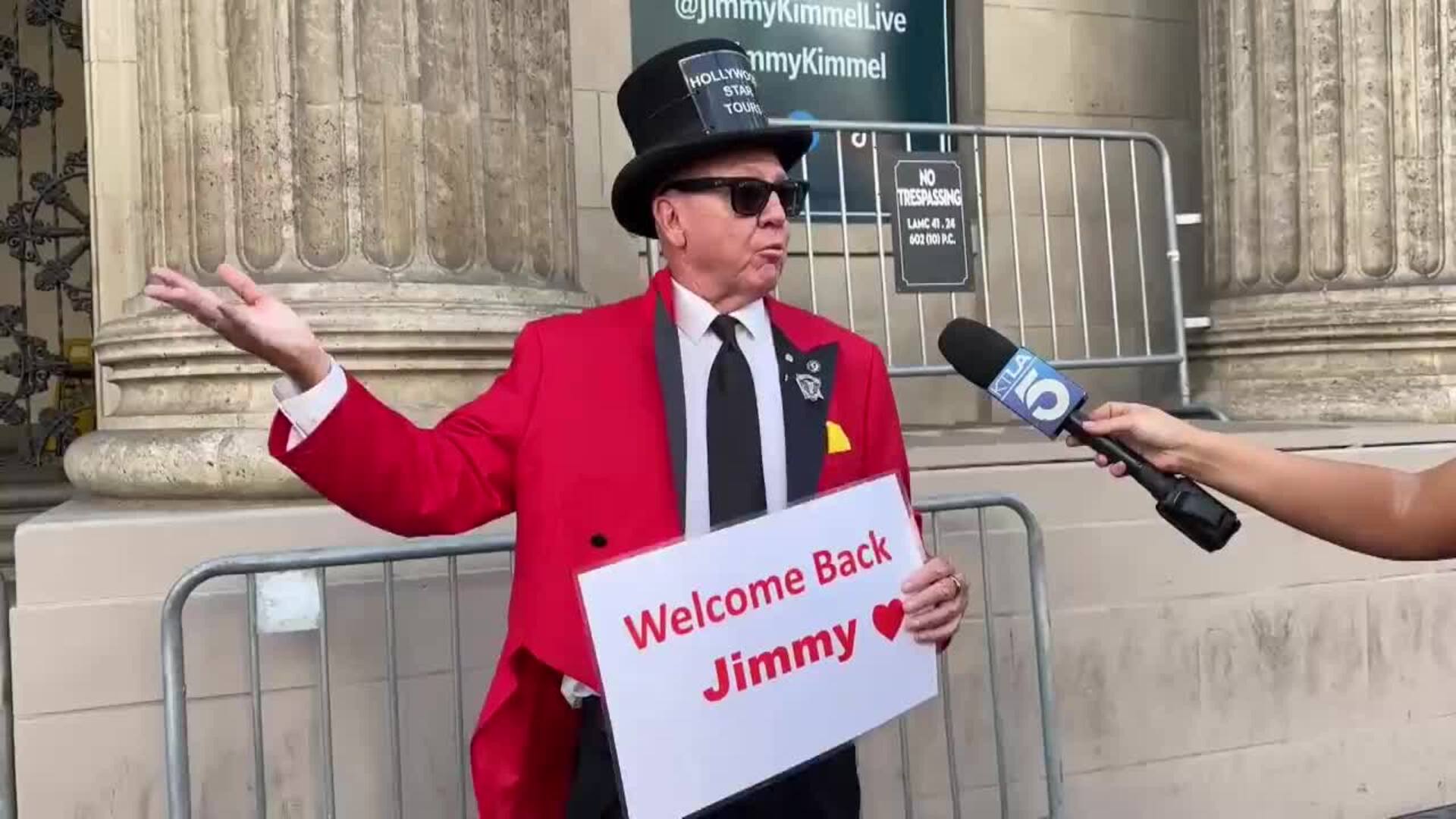 Activistas celebran frente a los estudios de 'Jimmy Kimmel Live!' el regreso del programa a la TV
