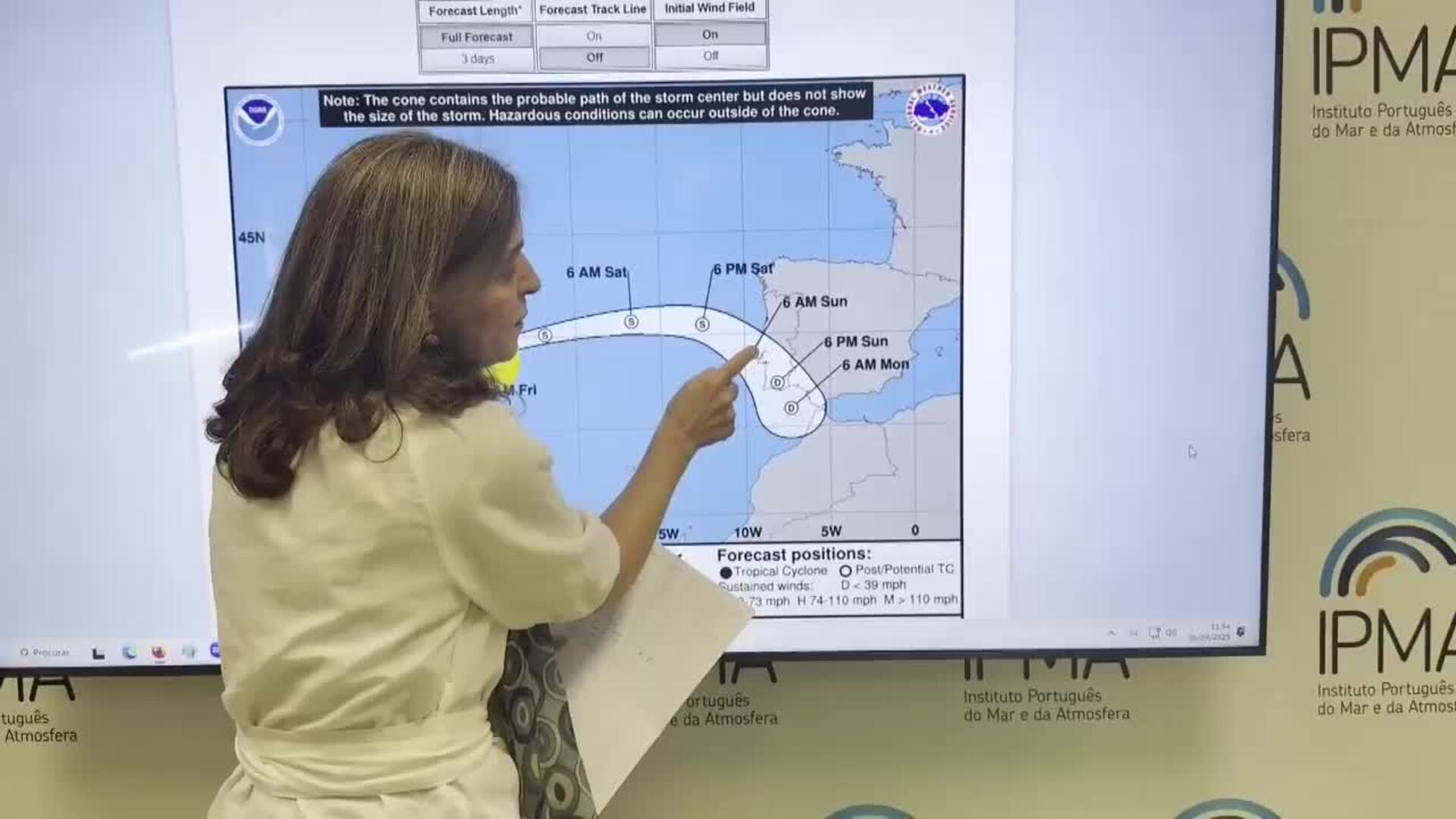 La tormenta postropical Gabrielle se desplaza hacia el este en su camino a la península