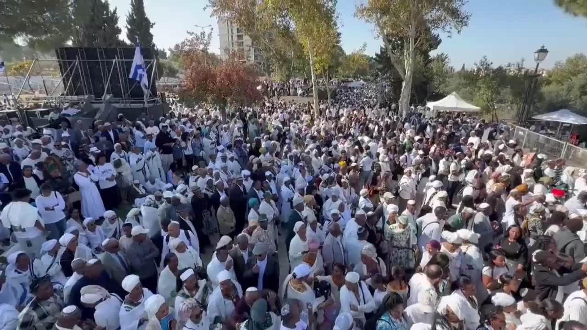 Miembros de la comunidad judía etíope celebran el Sigd en Jerusalén