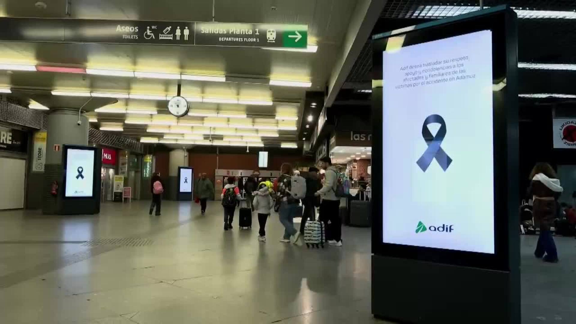 Lazos negros en pantallas de la Estación de Atocha