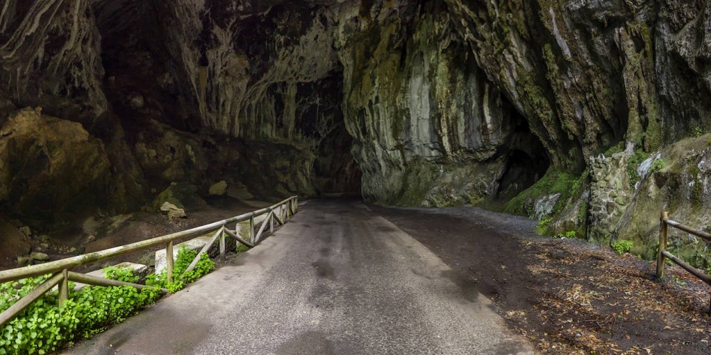 El pueblo al que solo se puede acceder por una cueva natural de 250 metros