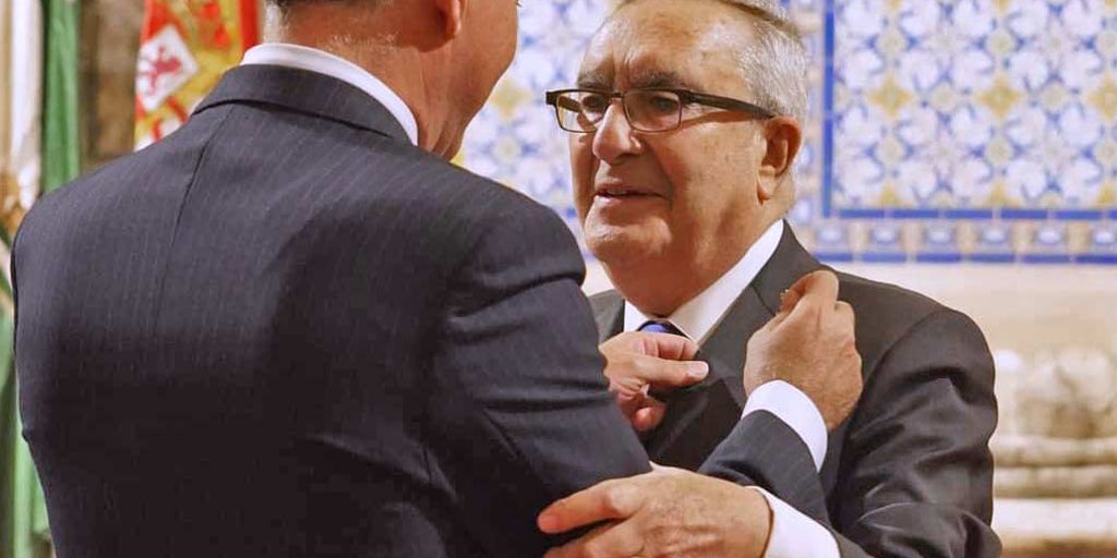 Rogelio Reyes recibe el Perejil de Plata por su gran contribución a «la ...