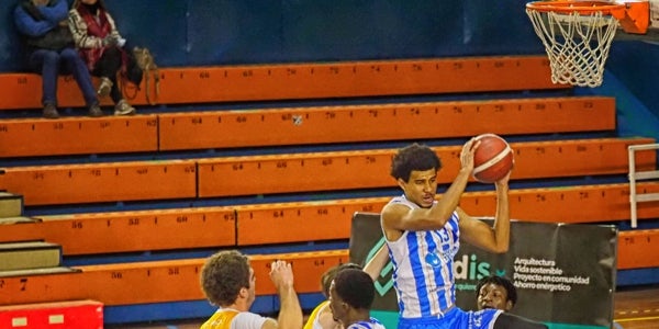 Cameron Gaines renueva con el Huelva Comercio y completa la plantilla ...