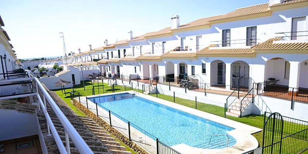 El chalet adosado con tres dormitorios que se puede alquilar en El ...