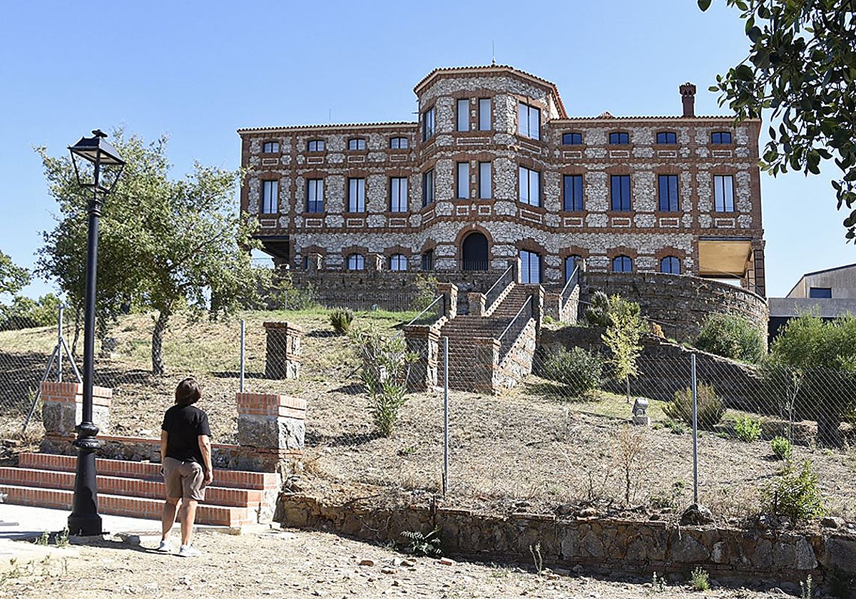 El legado monumental más desconocido de Aníbal González en la Sierra de ...