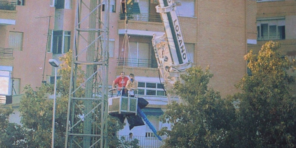 '¿Qué hace el Paco Morán subido a una grúa y retransmitiendo el partido ...