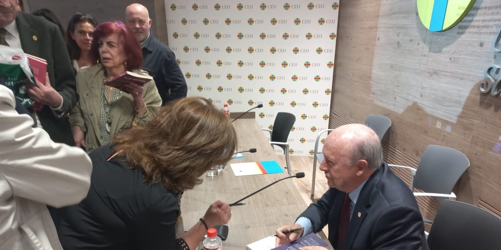 Jaime Rocha presenta su novela 'Alta traición' en la Universidad CEU ...