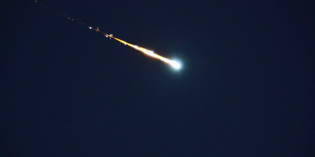 Un meteorito cruza el cielo de Cádiz dejando una gran estela de fuego