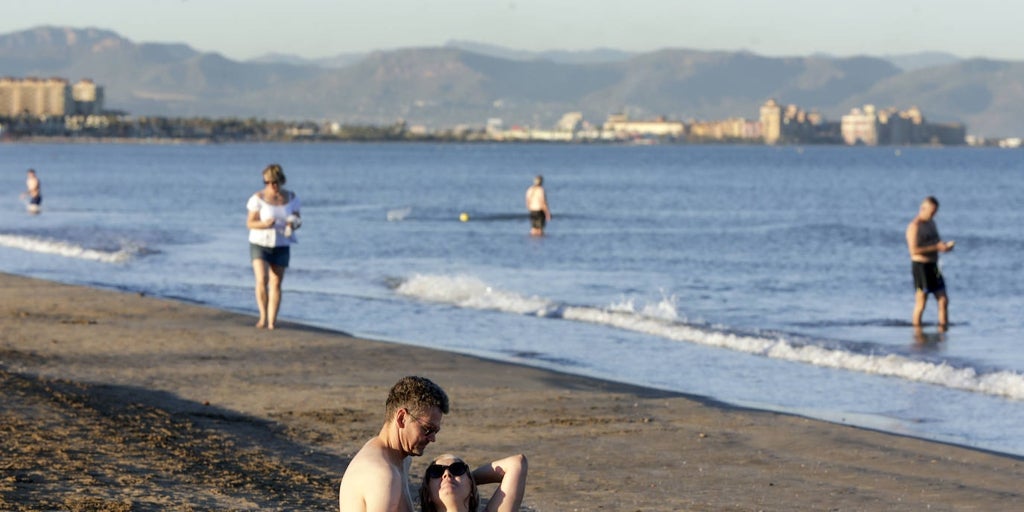 Cádiz supera los 30 grados en un veranillo de San Martín de récord ...