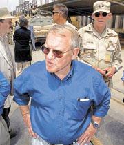 El general Jay Garner llega a Bagdad para emprender la tarea colosal de ...