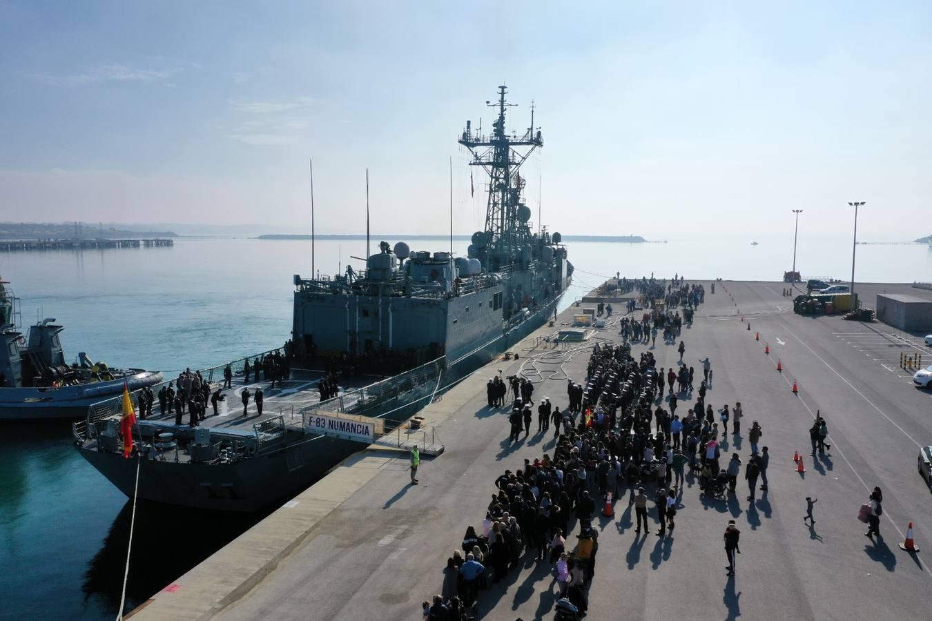 Así se ve desde el aire la salida de la fragata 'Numancia' de la base ...