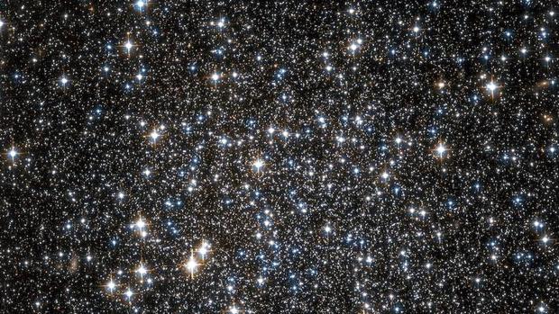 Encuentran un misterioso enjambre de agujeros negros