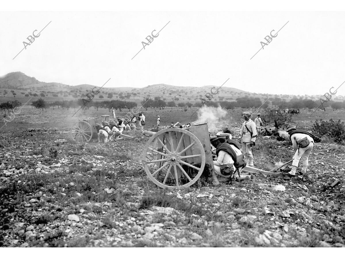 Soldados Del Octavo Regimiento Montado De Artillería Realizando