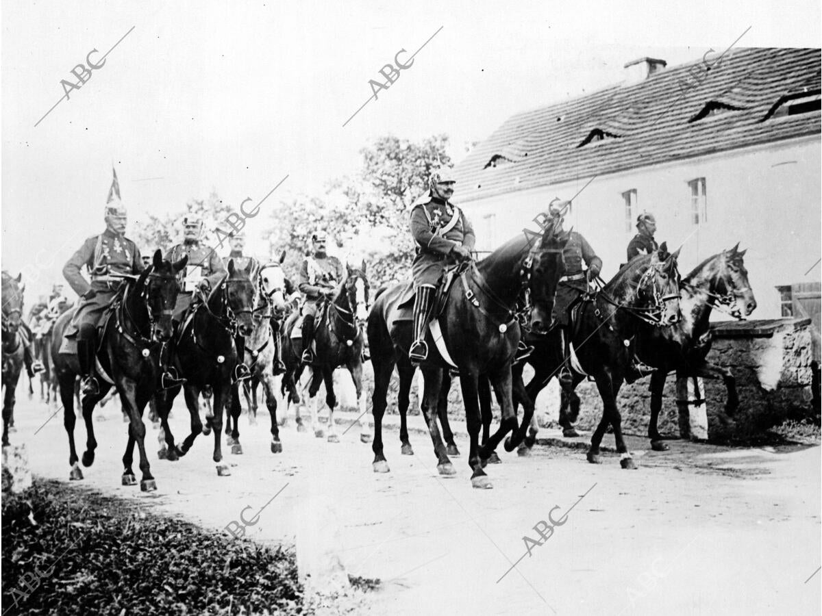 El Kaiser Guillermo Ii, A Caballo, con todo su estado mayor - Archivo ABC