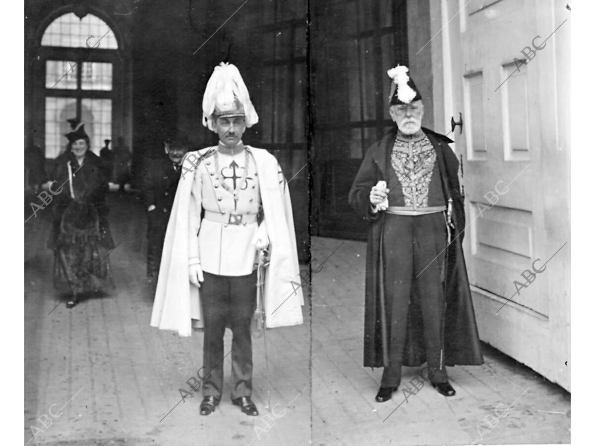 Los Señores Duques del Infantado (Arteaga) y de Mandas al salir de ...
