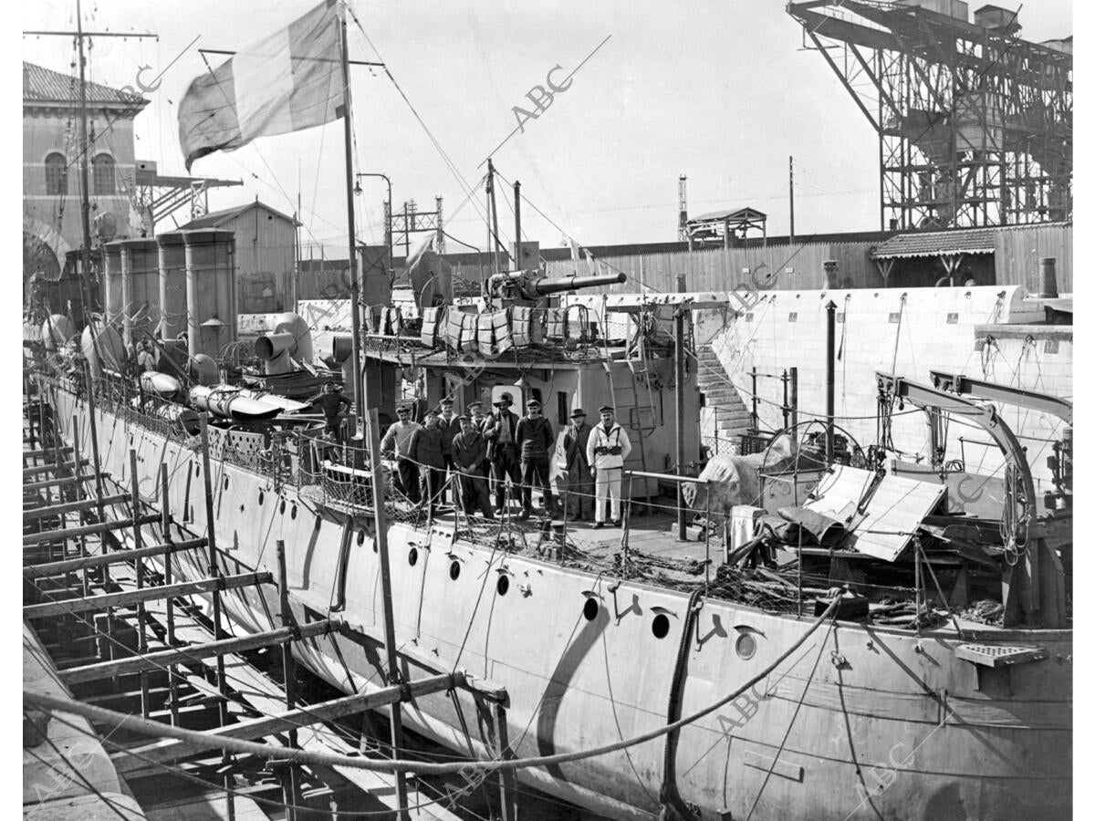 Crucero Limpiando Fondos en dique seco en un arsenal - Archivo ABC