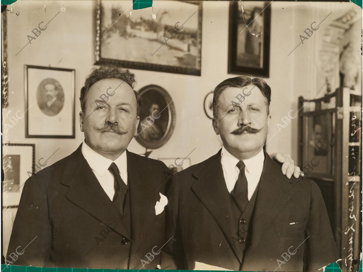 Los hermanos Álvarez Quintero en su casa - Archivo ABC