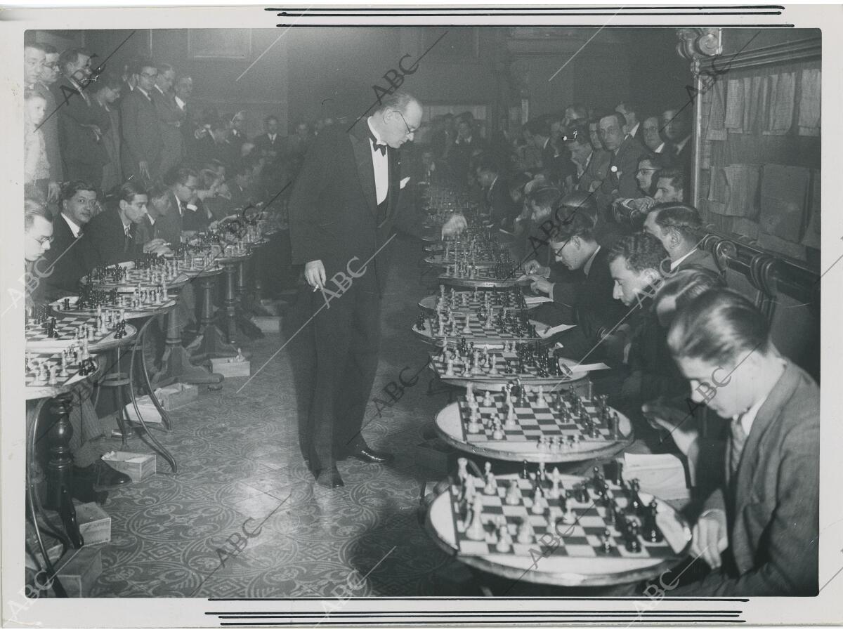 El campeón del mundo de ajedrez, Alexander Alekhine, en una exhibición ...