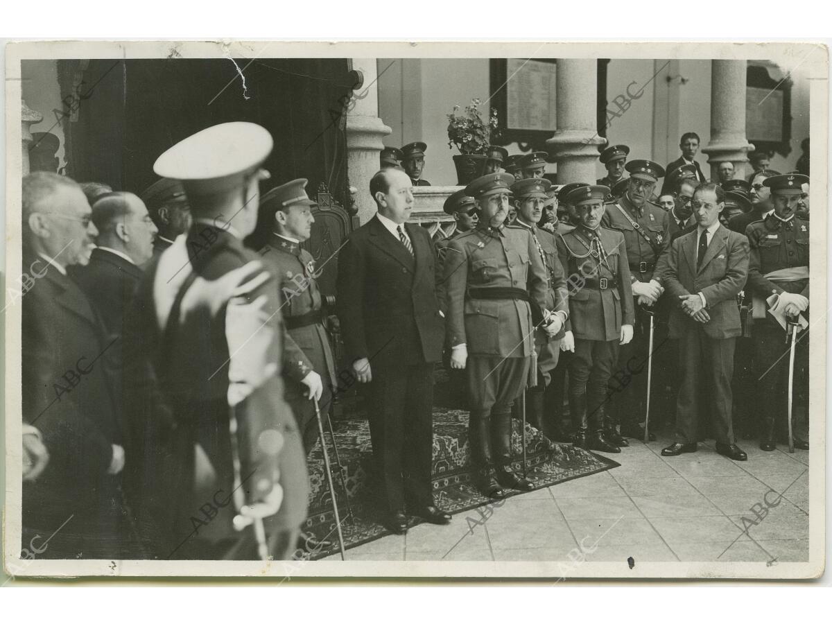 En la fotografía, con el general Franco, que le acompañó al acto ...