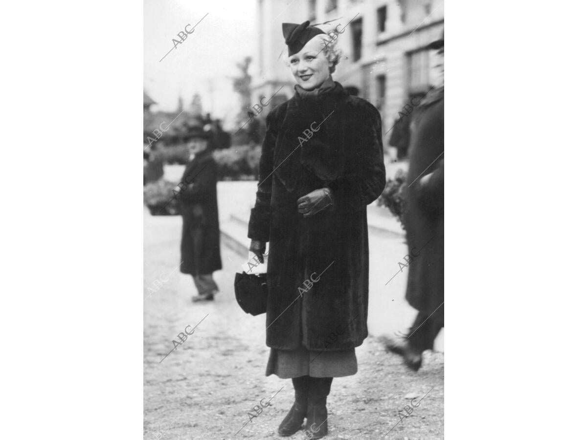La moda en las Carreras de Auteuil. En la Imagen, abrigo de 1935 ...