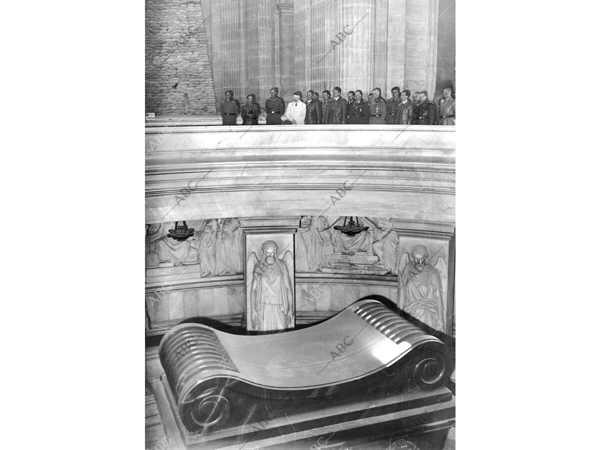 Una de sus Visitas, acompañado de su estado Mayor, Fue A la tumba de ...