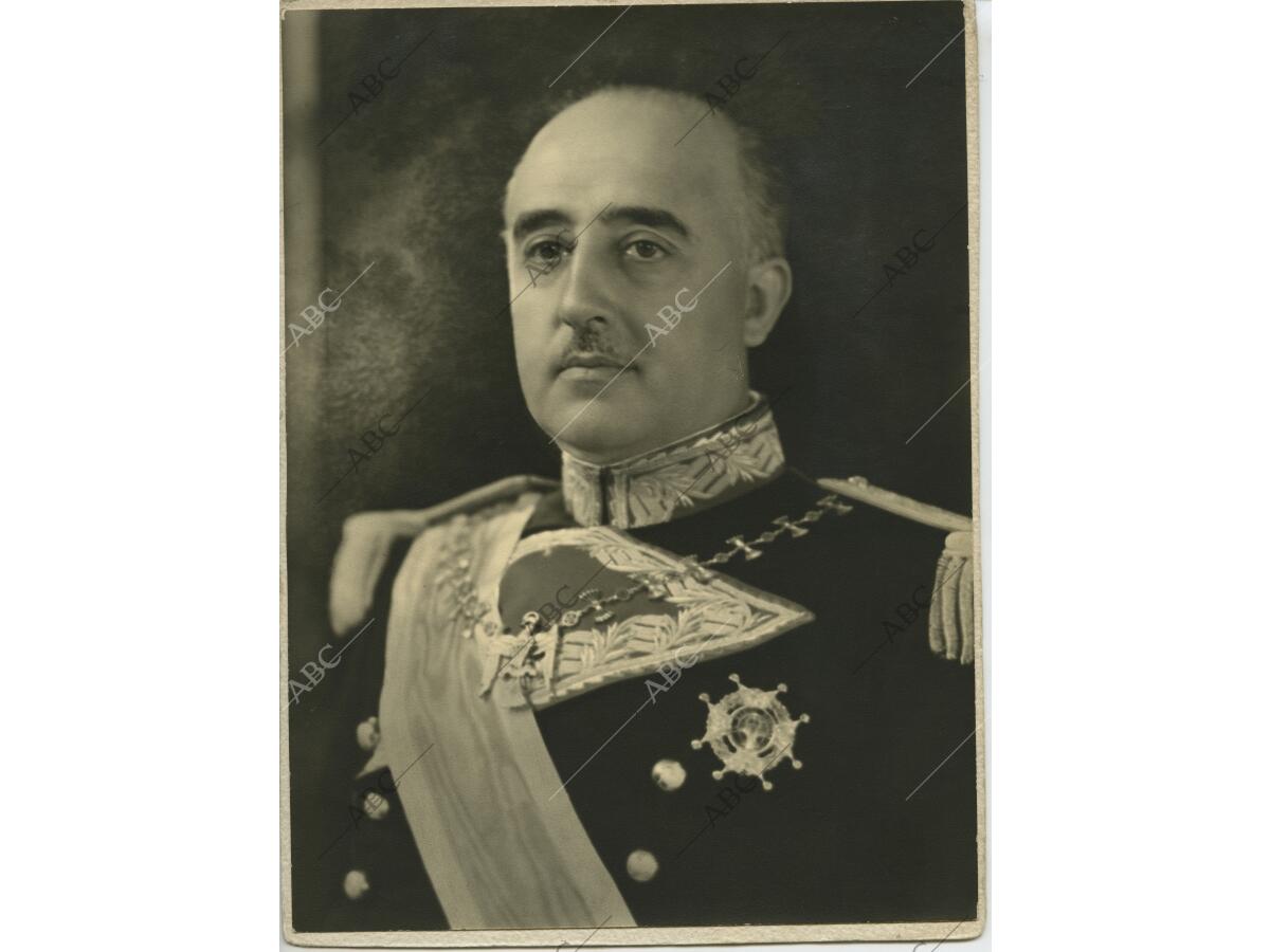 Retrato de Francisco Franco con el uniforme de gala de Capitán General ...
