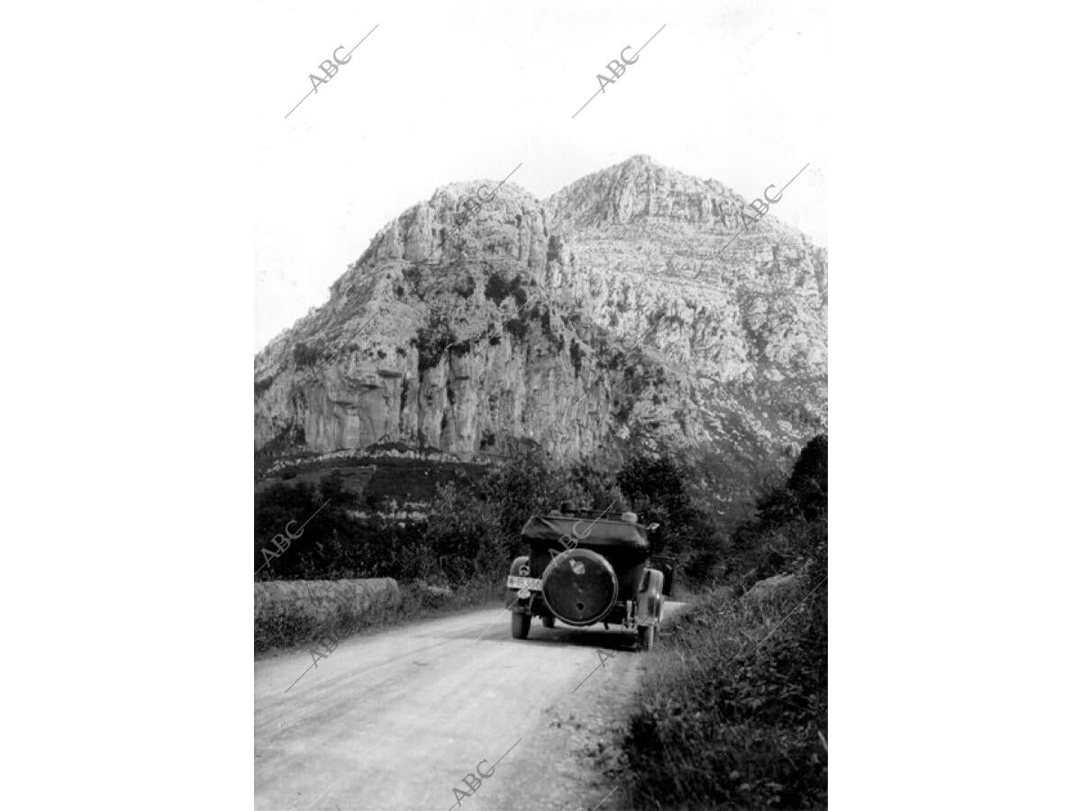 Carretera en la Cuenca del río Miera (Cantabria) donde también ...