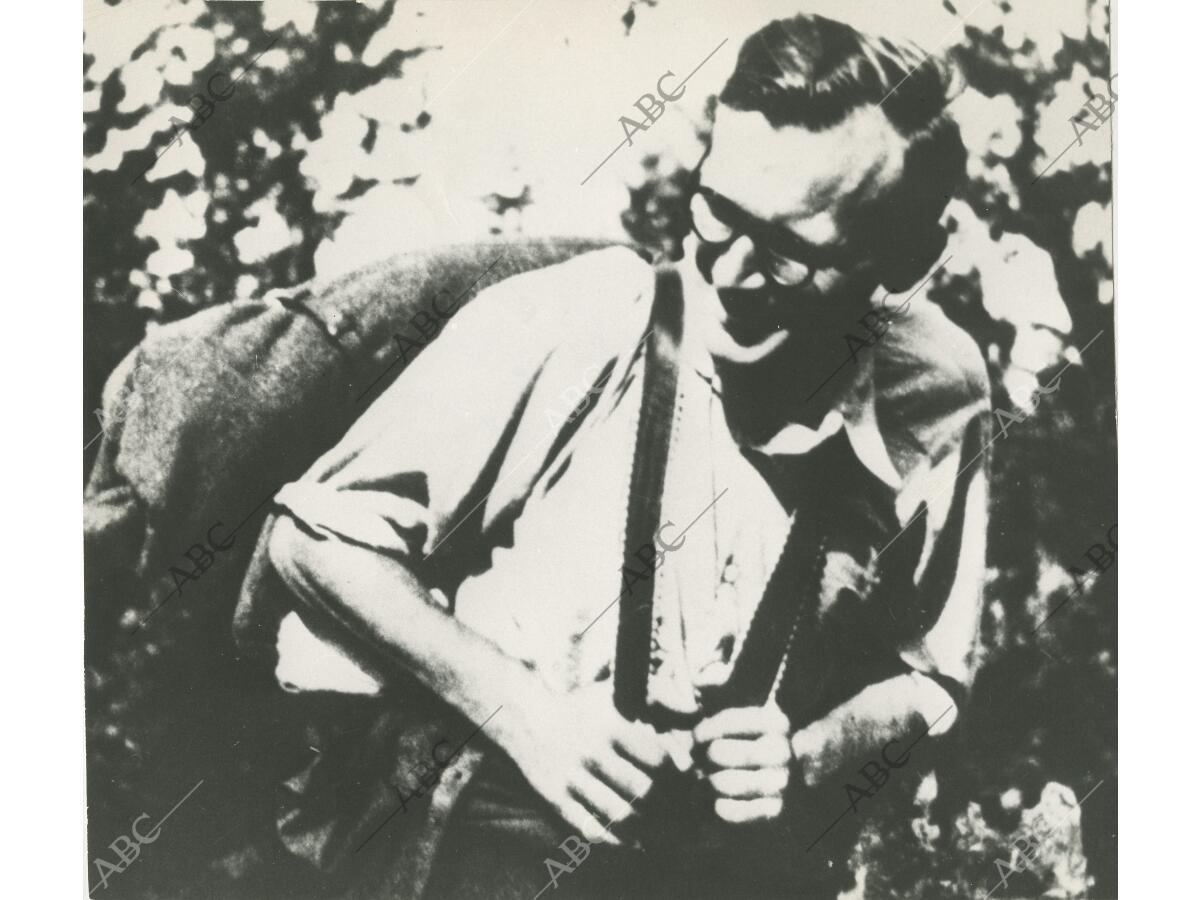 Karol Wojtya (futuro Papa Juan Pablo II) durante una excursión por lo ...
