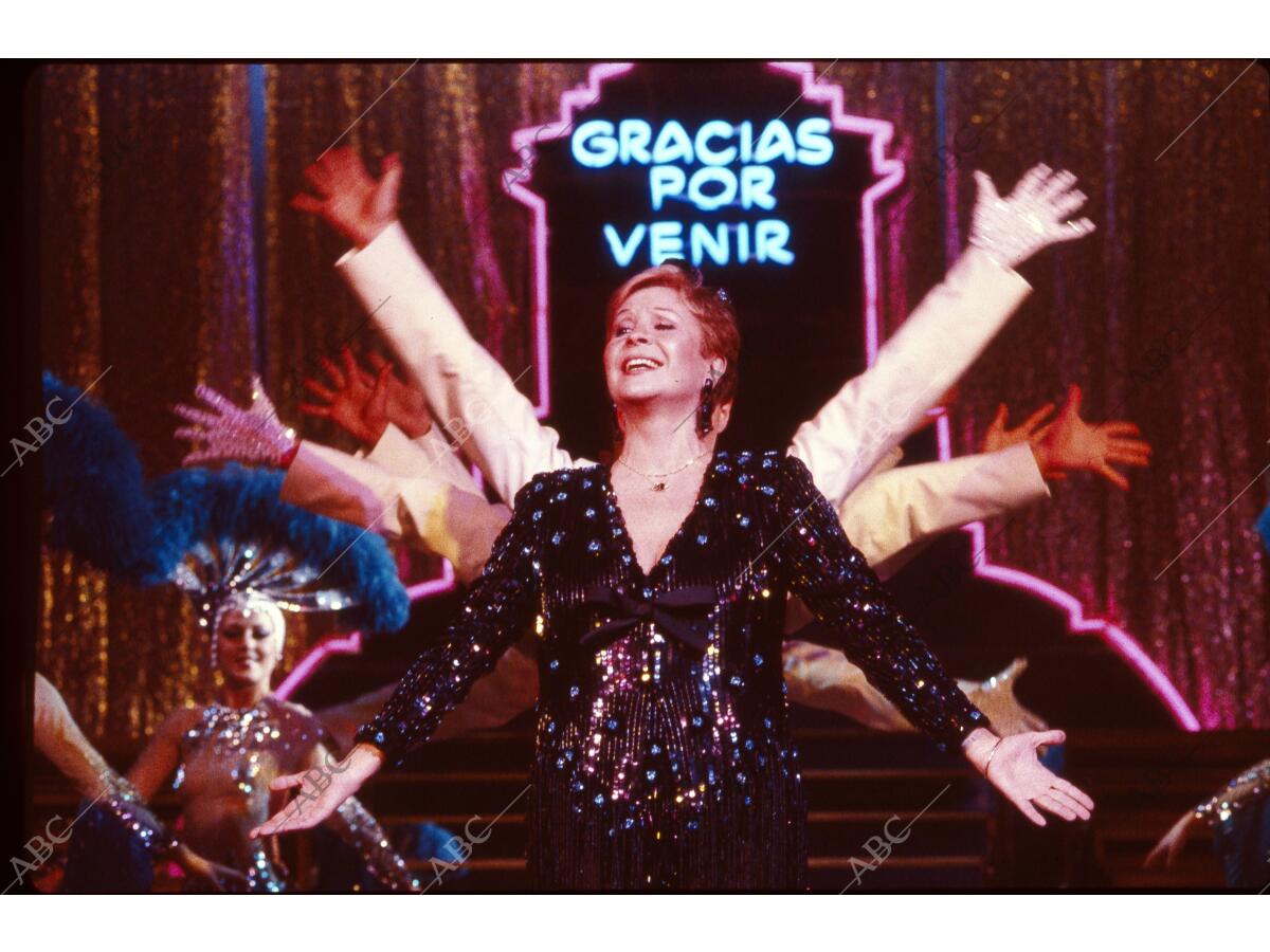 Lina Morgan durante uno de sus espectáculos, interpretando "Gracias por ...