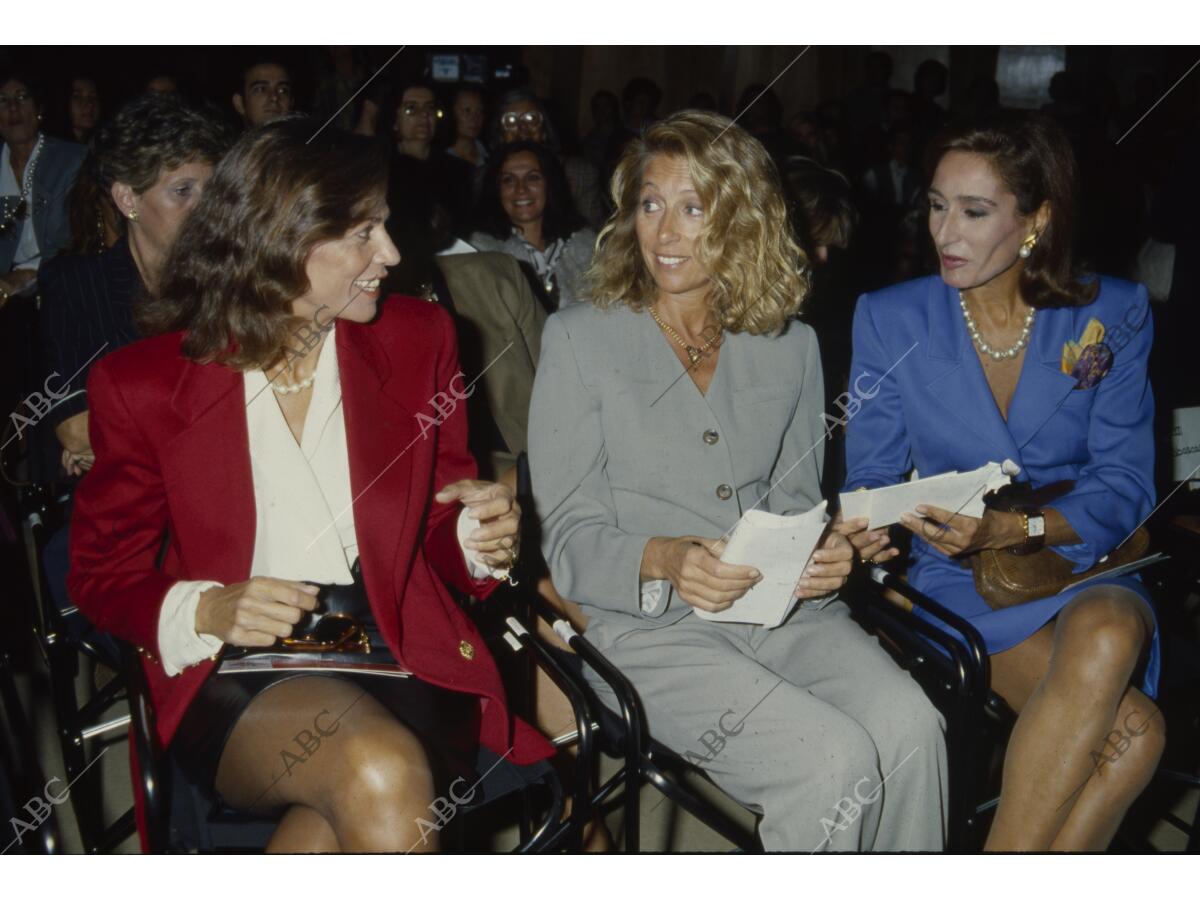 Elena de Borbón Barucci (centro), Nati Abascal (a la derecha) y Marisa ...