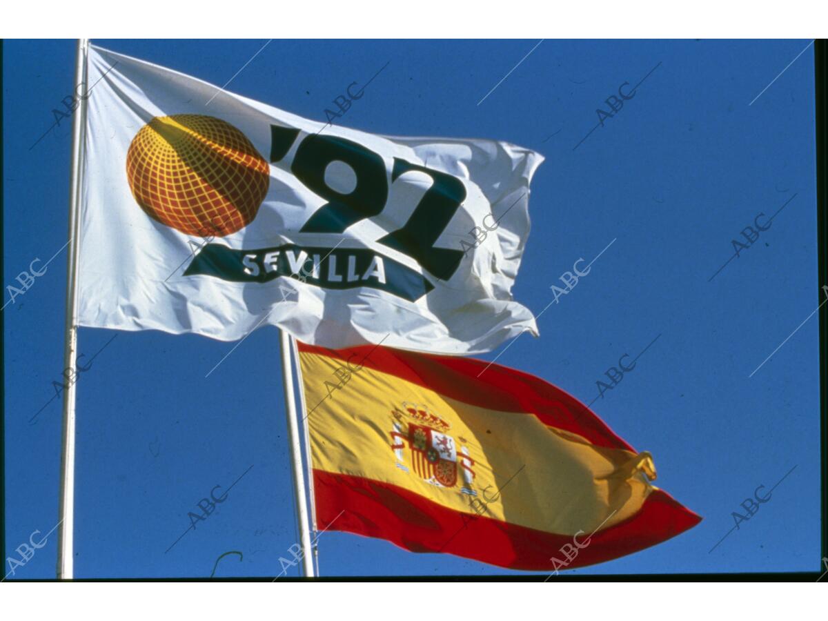 En la imagen, las banderas de España y de la Expo - Archivo ABC