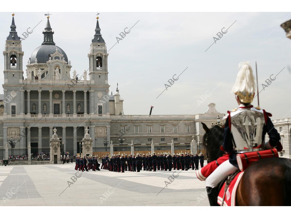 ceremonia de cambio de guardia en el palacio real - Archivo ABC