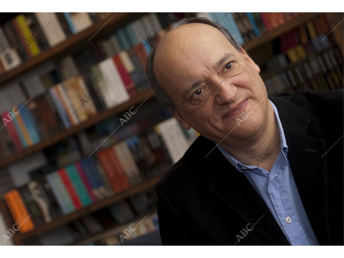 Entrevista al escritor Gustavo Martín Garzo, que ha presentado el libro ...