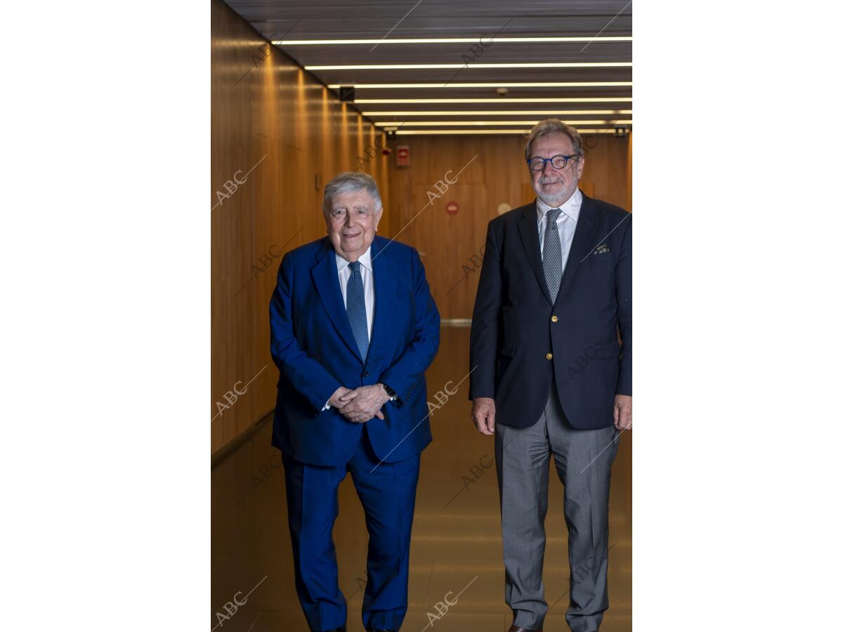 Luis Maria Ansón y Juan Luis Cebrián en la sede de Abc - Archivo ABC
